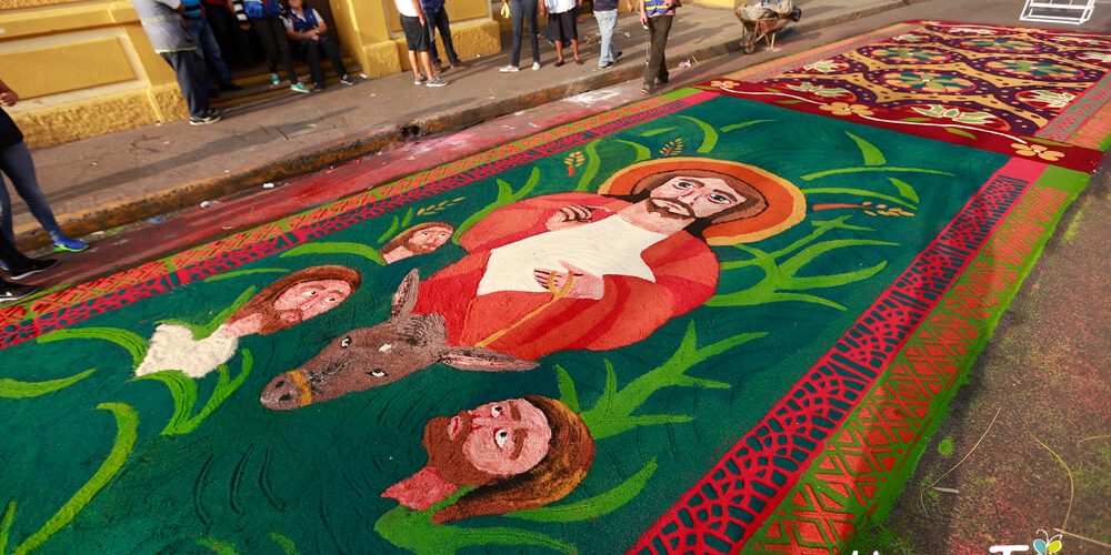 Alfombras de aserrín, una tradición que llena de fe las calles de Honduras