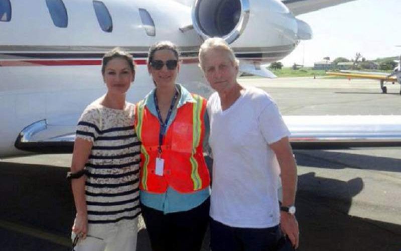 Michael Douglas y Catherine Zeta-Jones visitan Roatán - Honduras Tips