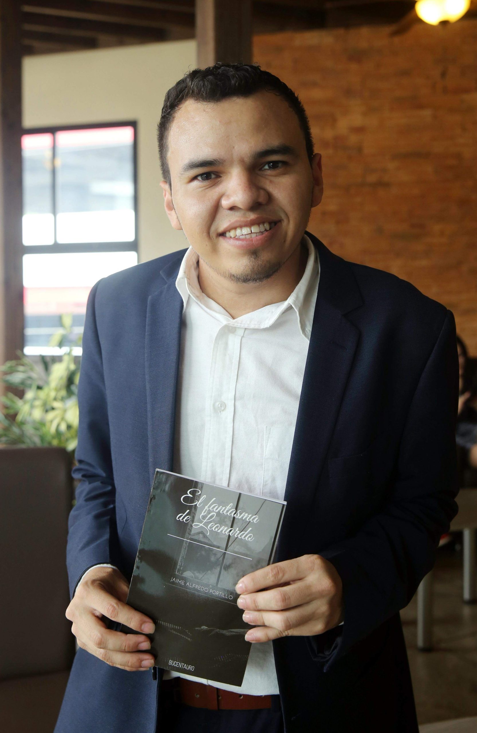Joven hondureño presenta su obra literaria "El fantasma de Leonardo"