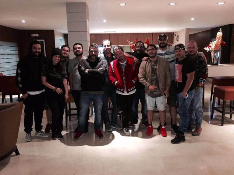 El hondureño George Ponce es el bajista de la banda de J Balvin