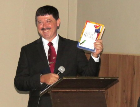 Robert J. Gallardo lanza el primer libro de aves de Honduras en español