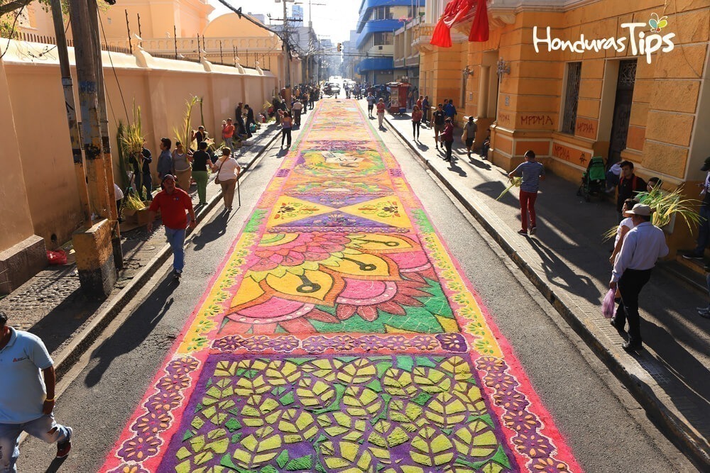 Regresan las tradicionales alfombras de aserrín en esta Semana Santa