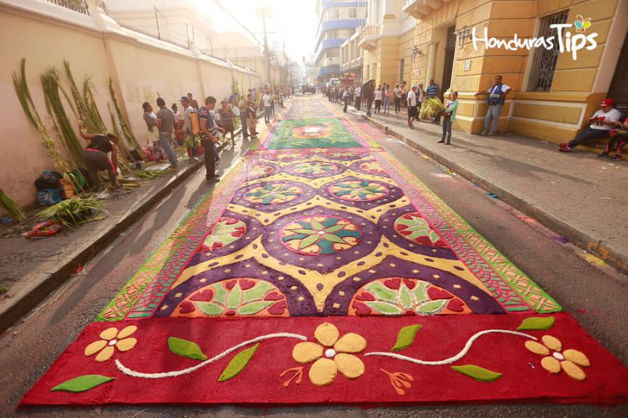 Alfombras de aserrín, una tradición que llena de fe las calles de Honduras