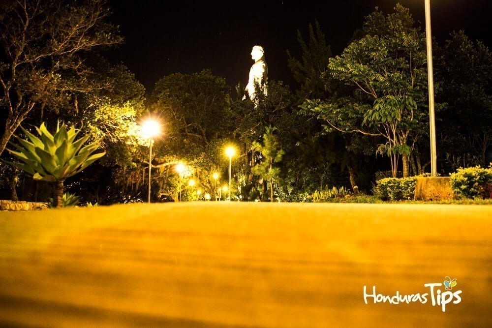 El Picacho, el rinconcito capitalino que deslumbra hasta en la noche