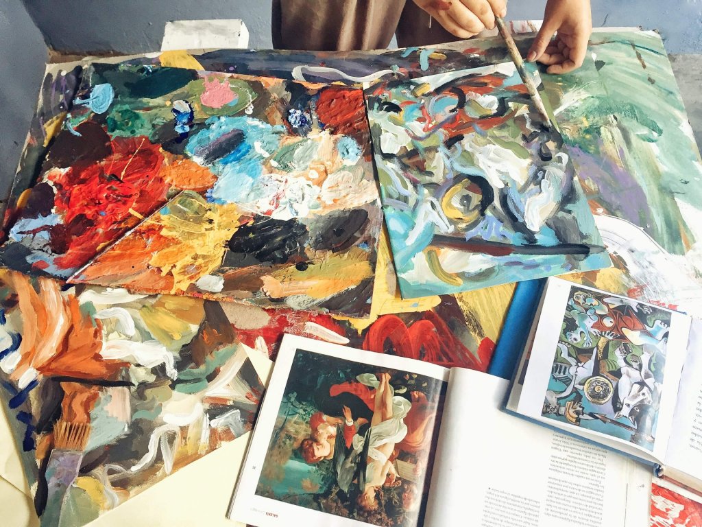 Mary Morales, joven autodidacta que retrata Honduras con pinturas enérgicas