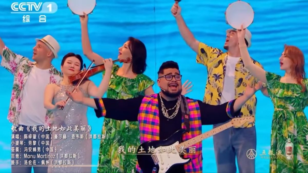 Manu Martínez, músico hondureño brilla en la Televisión China